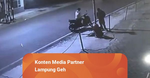 Terekam CCTV, Aksi 3 Pria Curi Besi Penutup Gorong-gorong di Bandar Lampung | kumparan.com